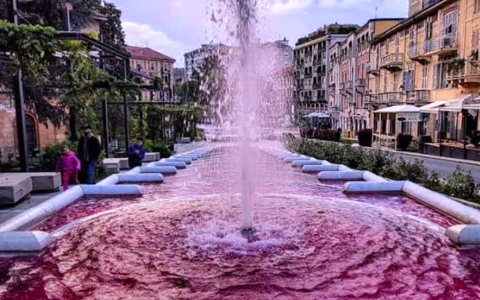 L'acqua delle fontane si tinge di rosa per accogliere il 'Giro' - AcquiNews
